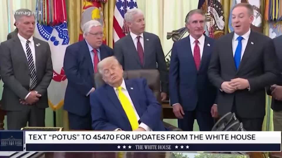 Trump si addormenta nello Studio Ovale, virale il video di 'Sleepy Don'