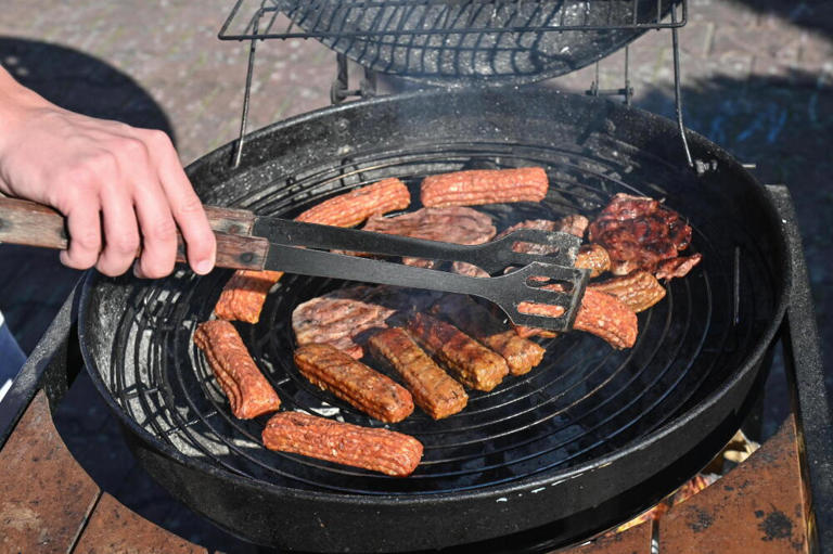 GUS: zestaw grillowy Polaków – więcej kiełbasy, wody i piwa bezalkoholowego