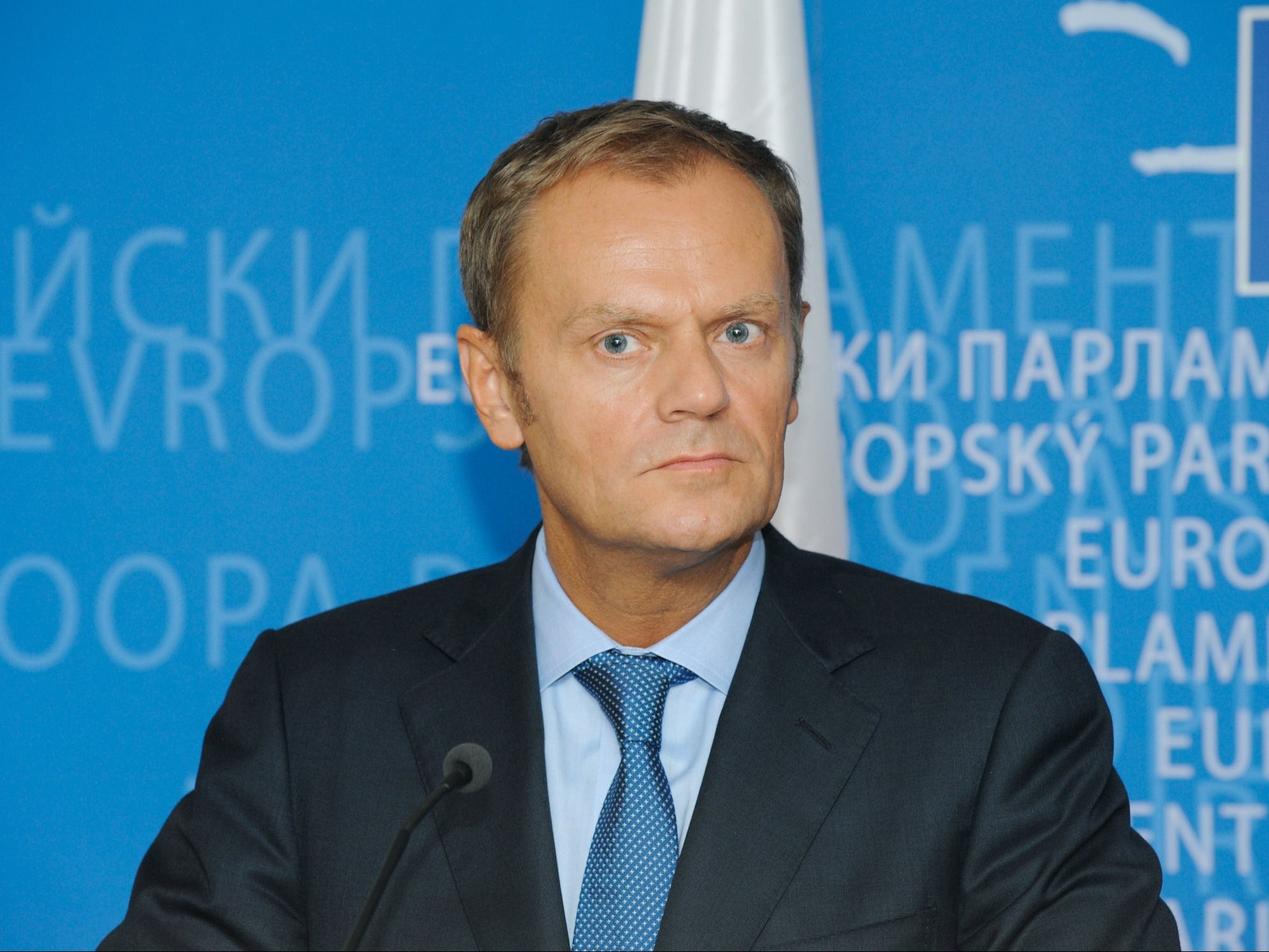 Na jakiej umowie zatrudnia Donald Tusk? Nie tak jak Kaczyński