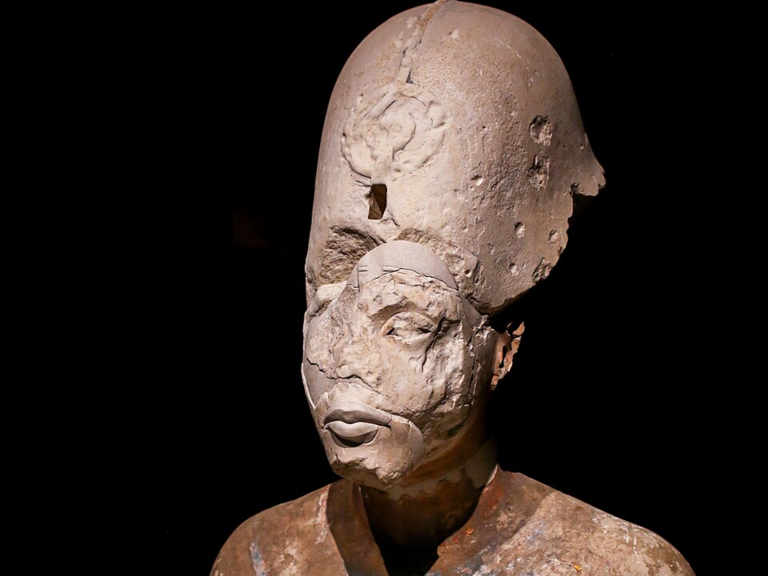 In 1912, a sculptor’s workshop revealed the bust that made Nefertiti a ...
