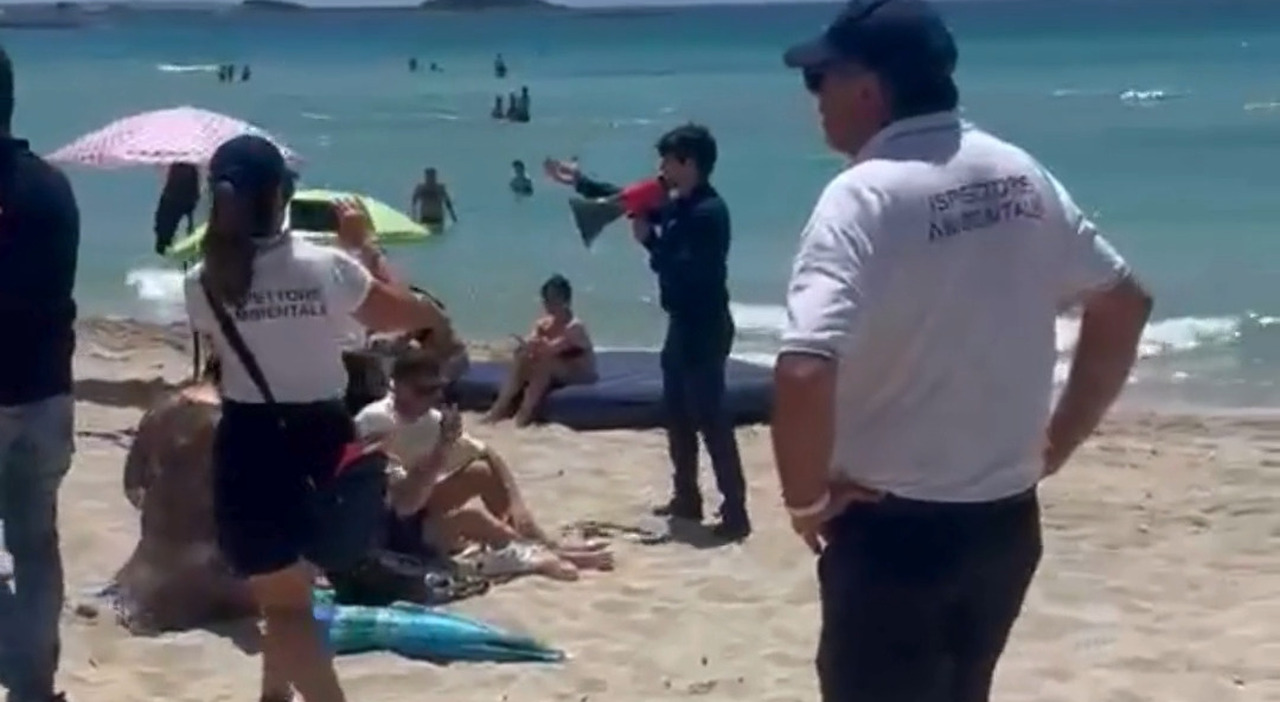 Porto Cesareo, il neo sindaco Francesco Schito con il megafono ...