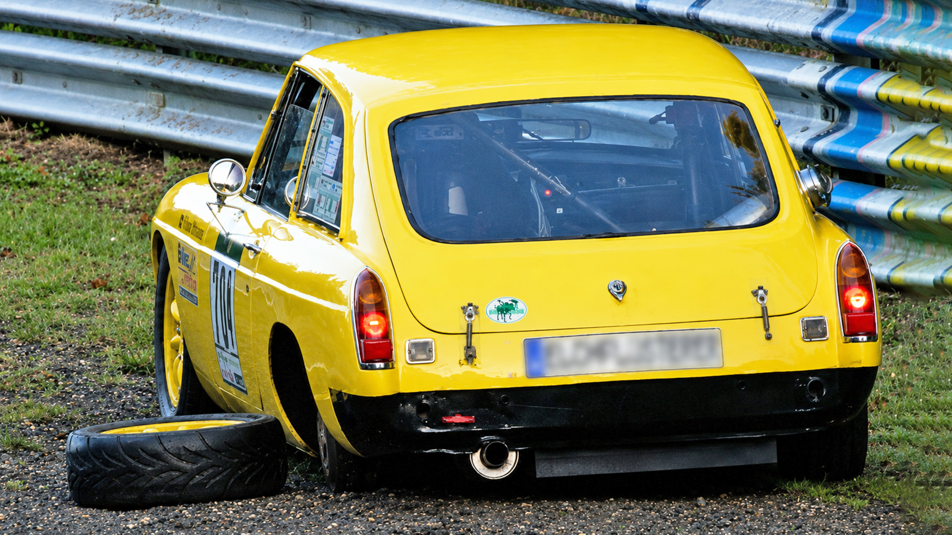 One mechanical failure creates chaos on Nürburgring Nordschleife today