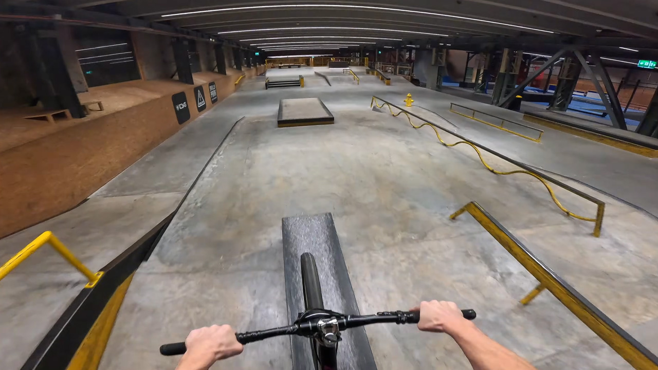 Insane freestyle tricks at this ultimate Winterthur indoor action arena
