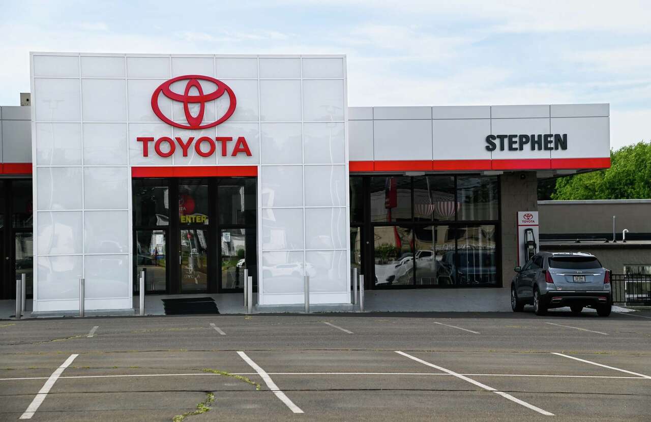 Bristol dealership sold cars without paying lender, lawsuit says