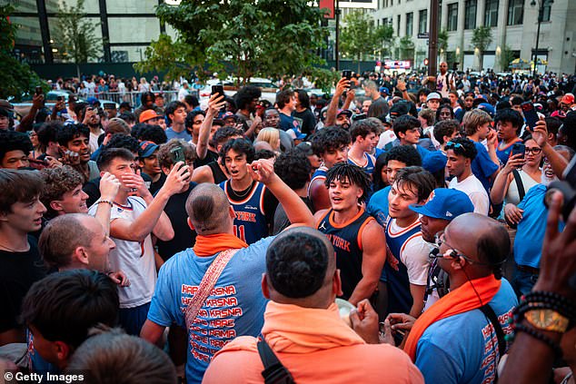 Elmo forced to back-pedal hard after he's roasted by Knicks fans for ...