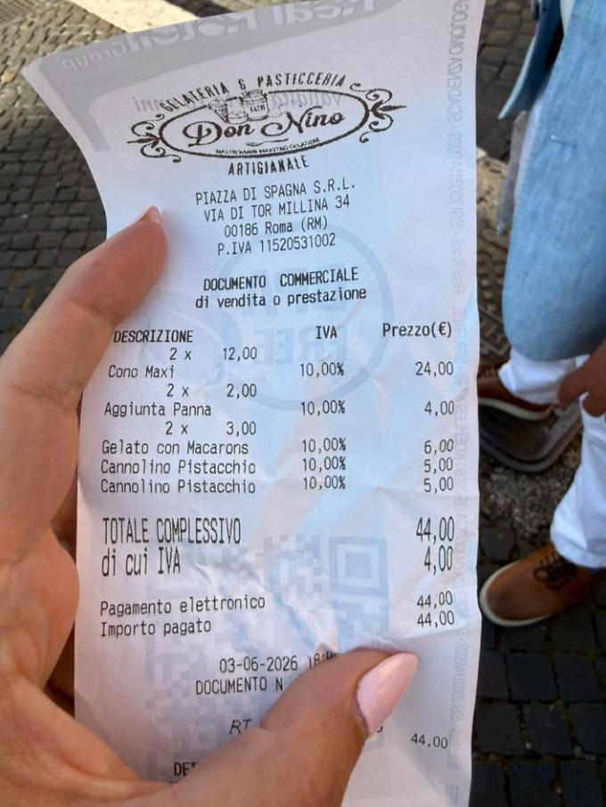 «Ho speso 44 euro per due gelati in piazza di Spagna, mi hanno fatto ...