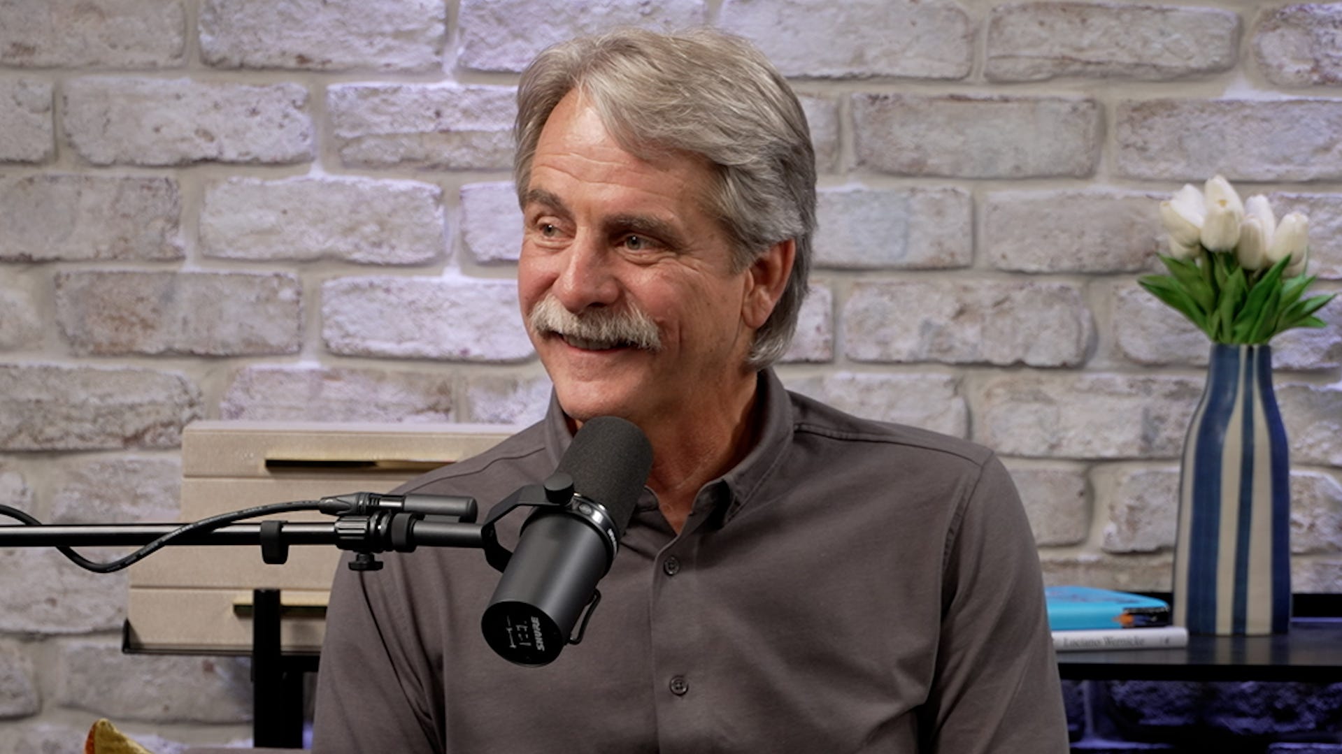 Jeff Foxworthy brings back his famous one-liners, 20 years later