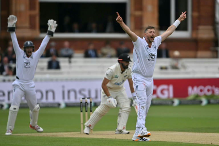 Robinson rocks New Zealand again as England press on amid Lord's rain