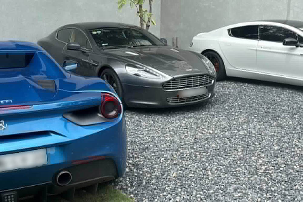 Cặp đôi Aston Martin Rapide xuất hiện cùng Ferrari 488 Spider tại TPHCM