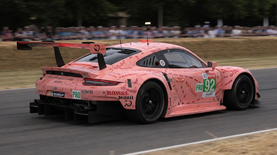 How loud is the mid-engined 991.2 RSR at full throttle?