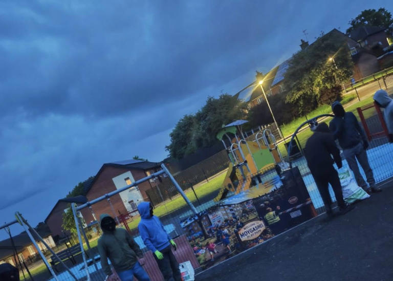Masked loyalists replace ‘no Muslims welcome’ banner hours after PSNI ...