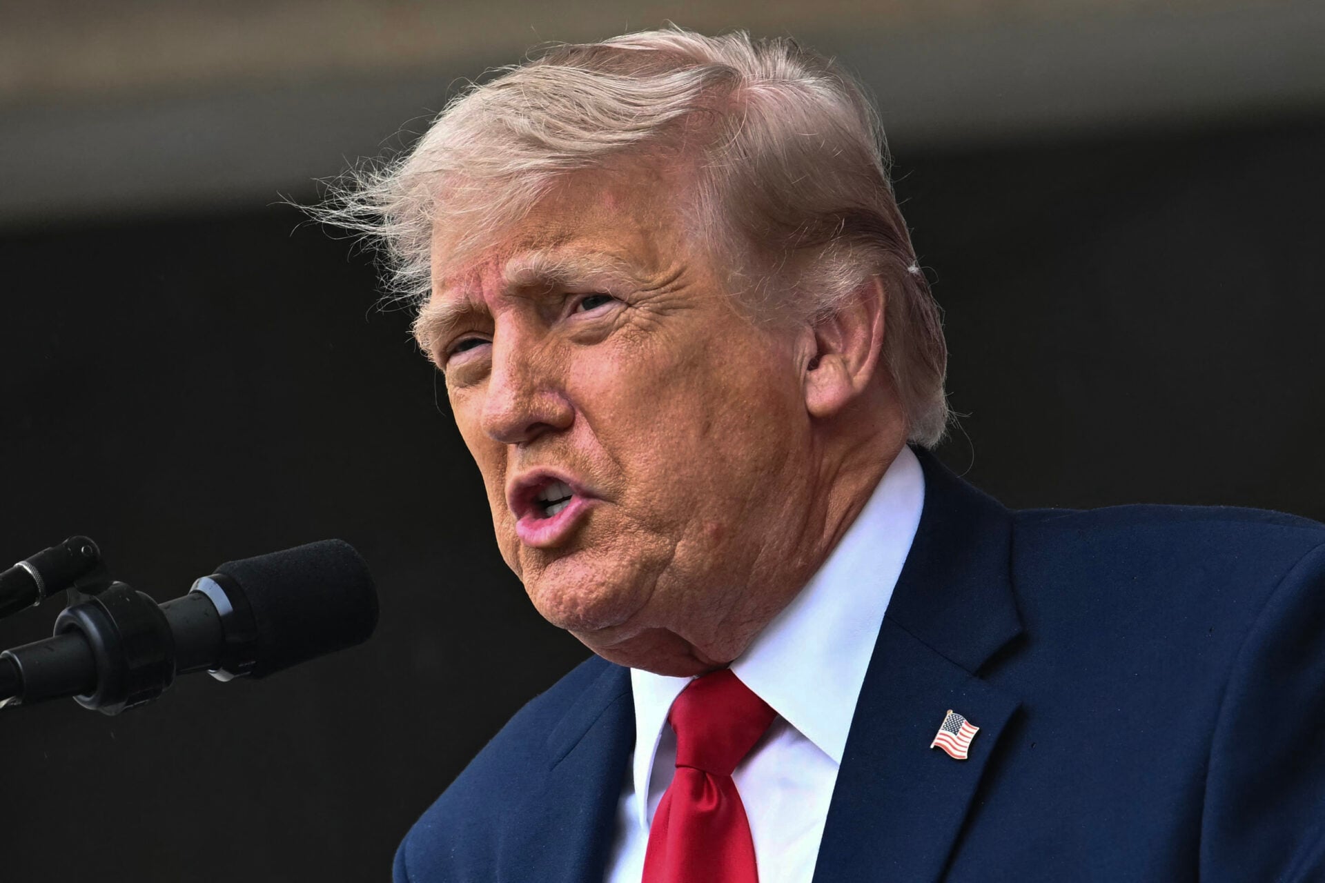 Donald Trump appears not to recognise NFL Hall of Famer at Wisconsin event