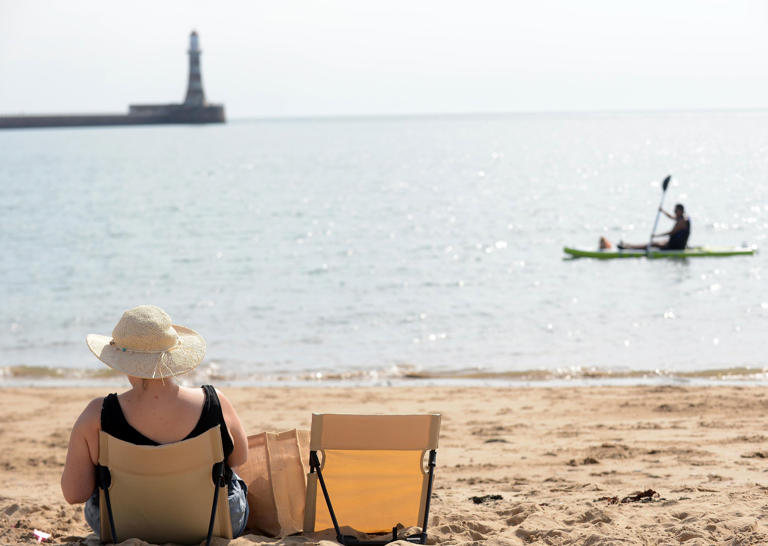 What a scorcher! 10 pictures of people basking in the sunshine at ...