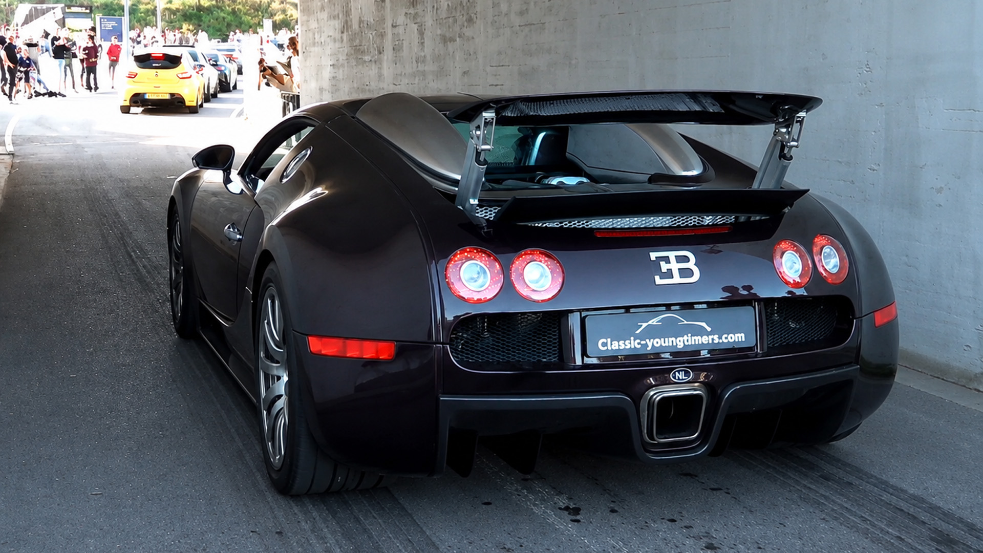 Rare Bugatti Veyron roars through the tunnel loudly