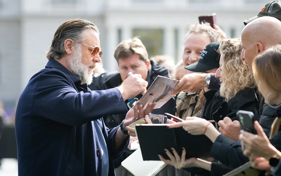 Russell Crowe defends Paris autograph exchange as 'handled'
