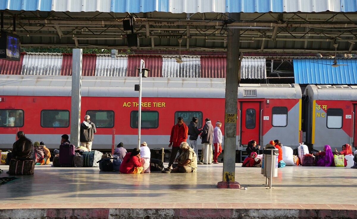 Vada pav, samosa, dosa, idli to cost more at Central Railway stations ...