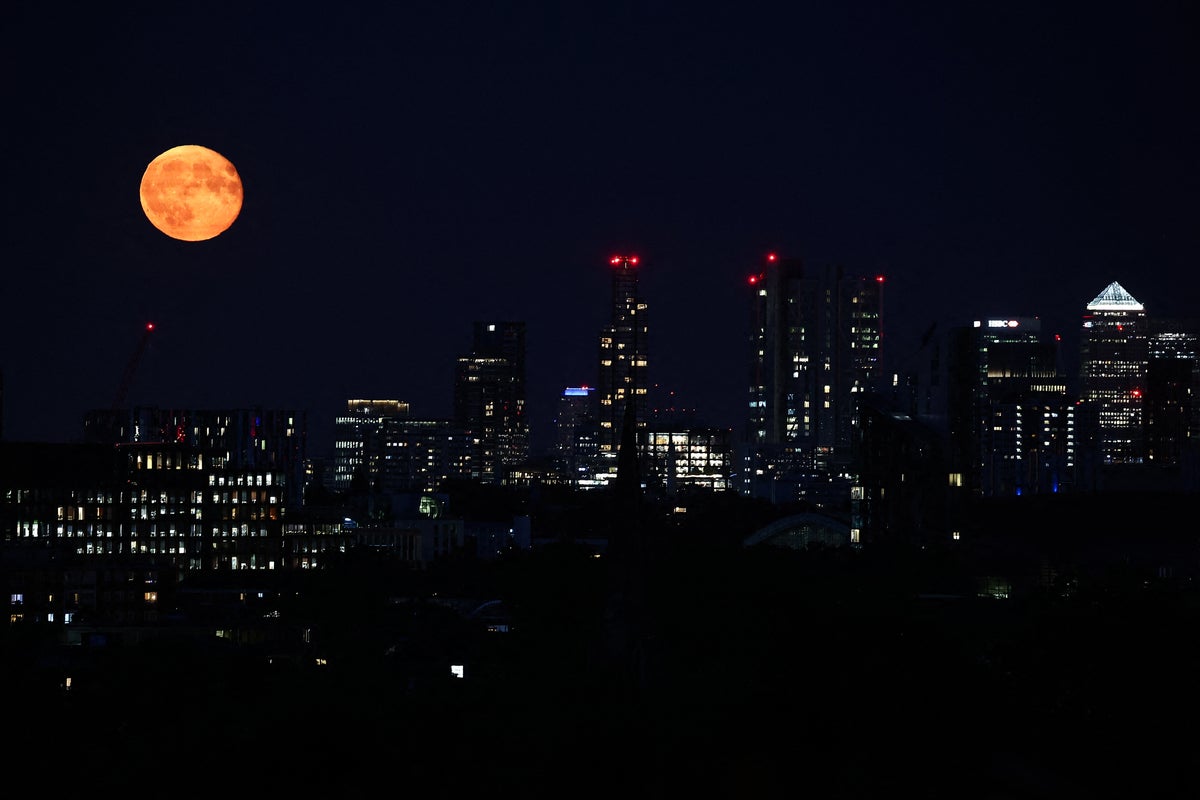 What is a blue moon and how to see it in UK skies this week