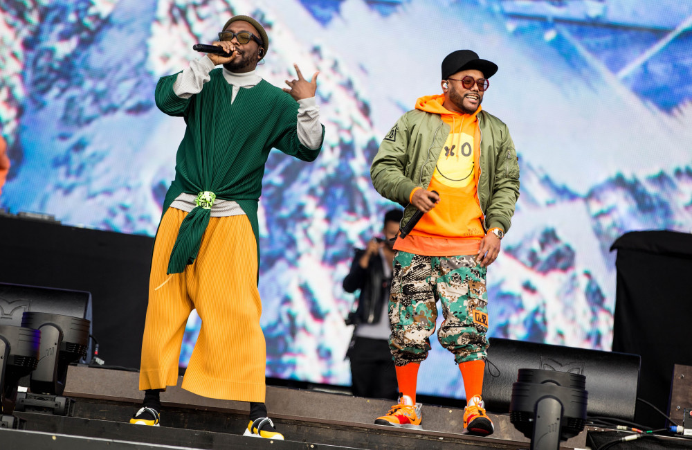 Fergie and the Black Eyed Peas reunite to accept the best throwback ...