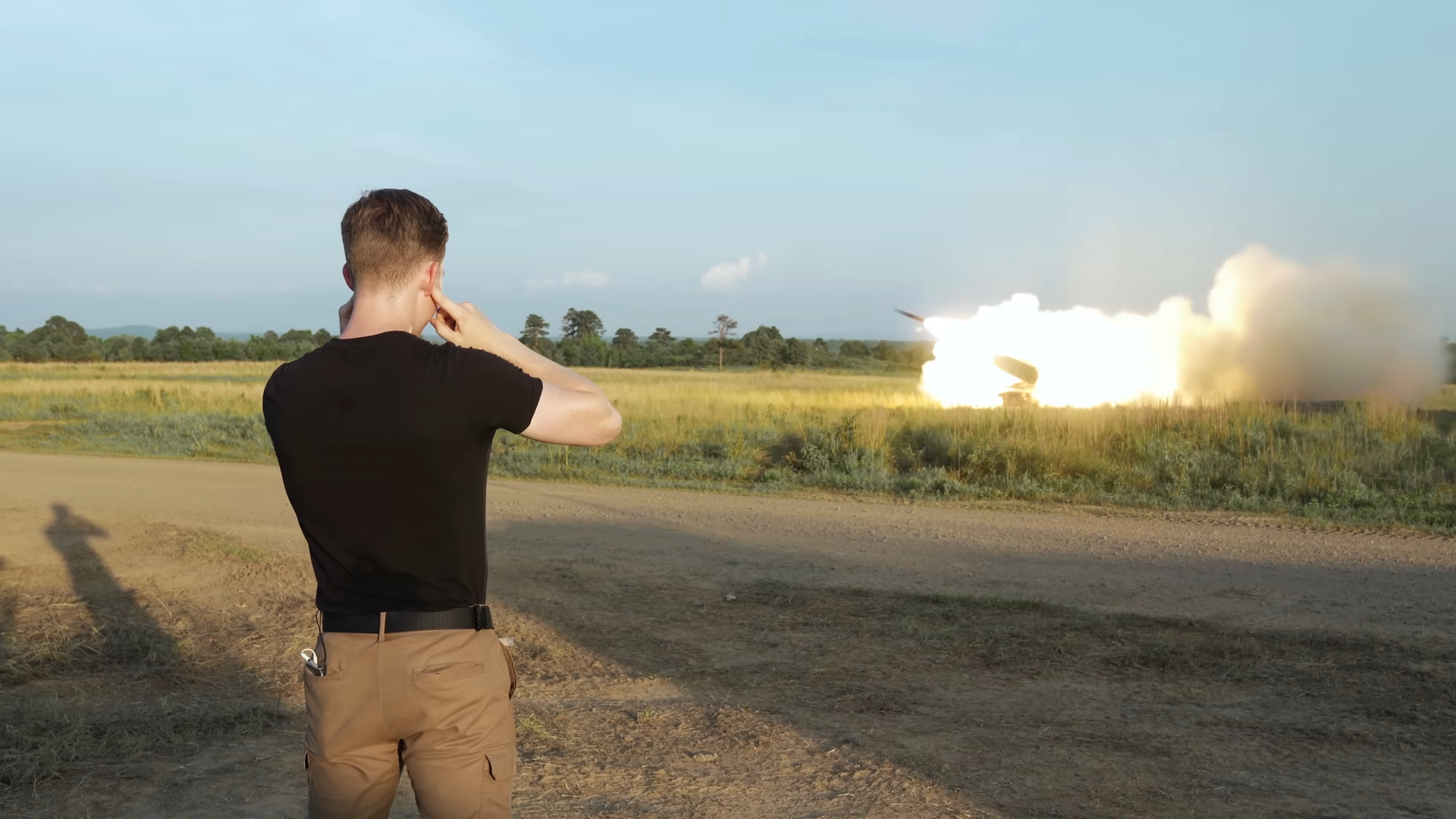 Watch the US Army’s HIMARS launch rockets at 300+ kph in seconds ...