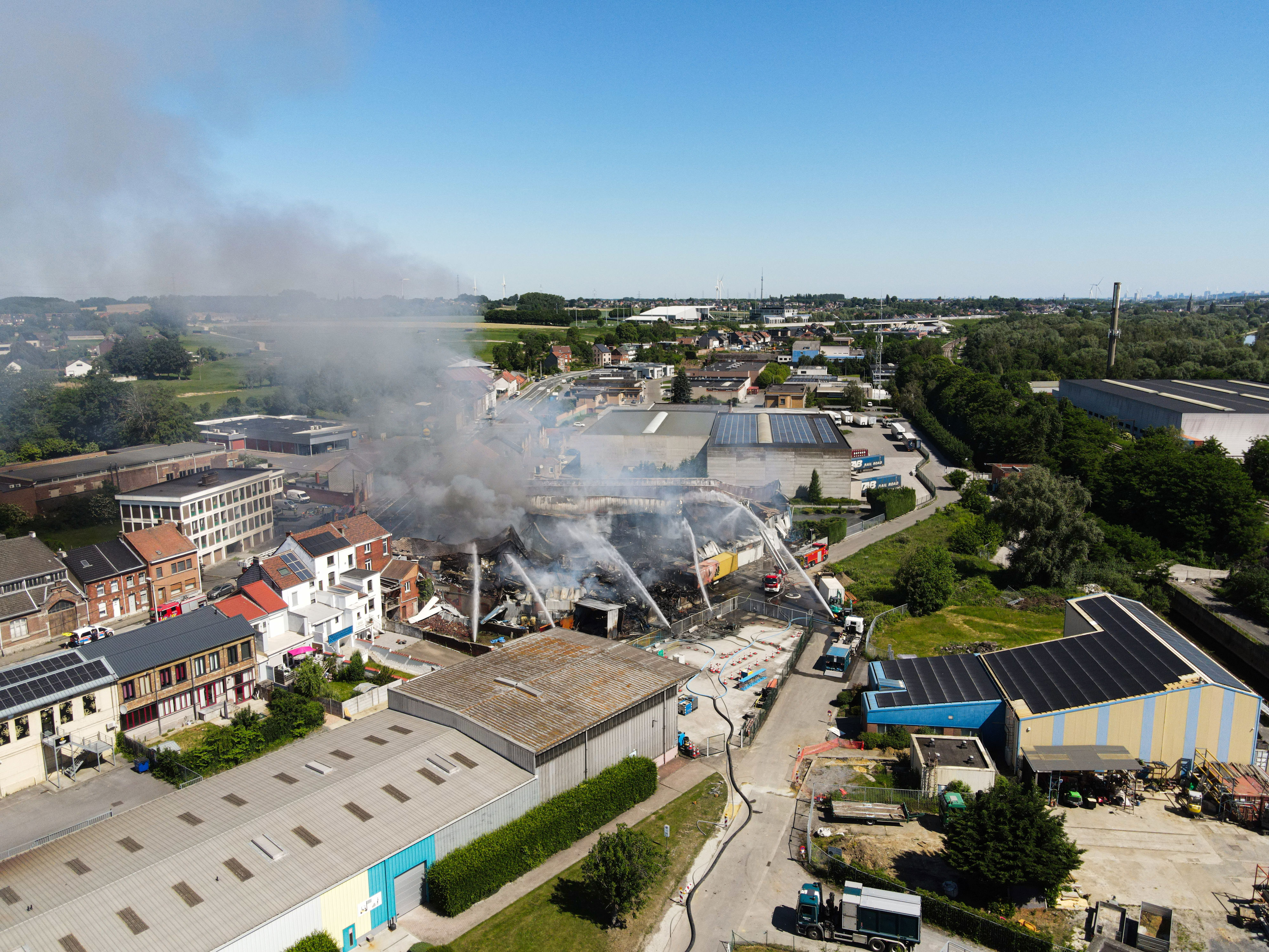 Incendie industriel à Tubize - L'incendie de l'entrepôt textile de ...