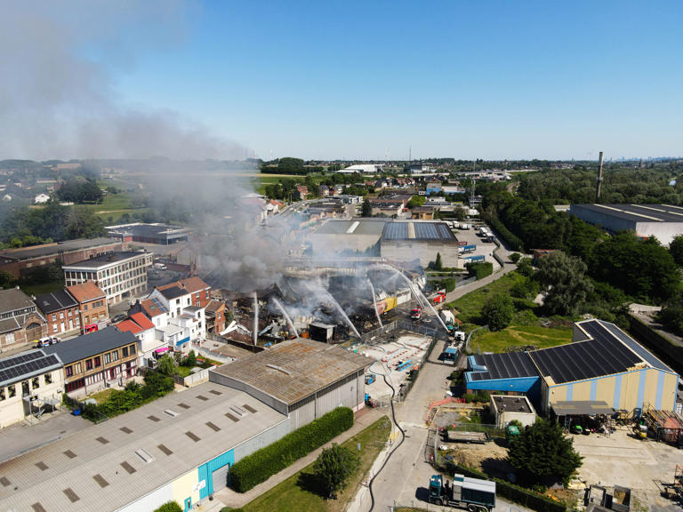 Incendie industriel à Tubize - L'incendie de l'entrepôt textile de ...