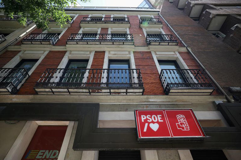 Spanish police enter Socialist Party's HQ in payments probe