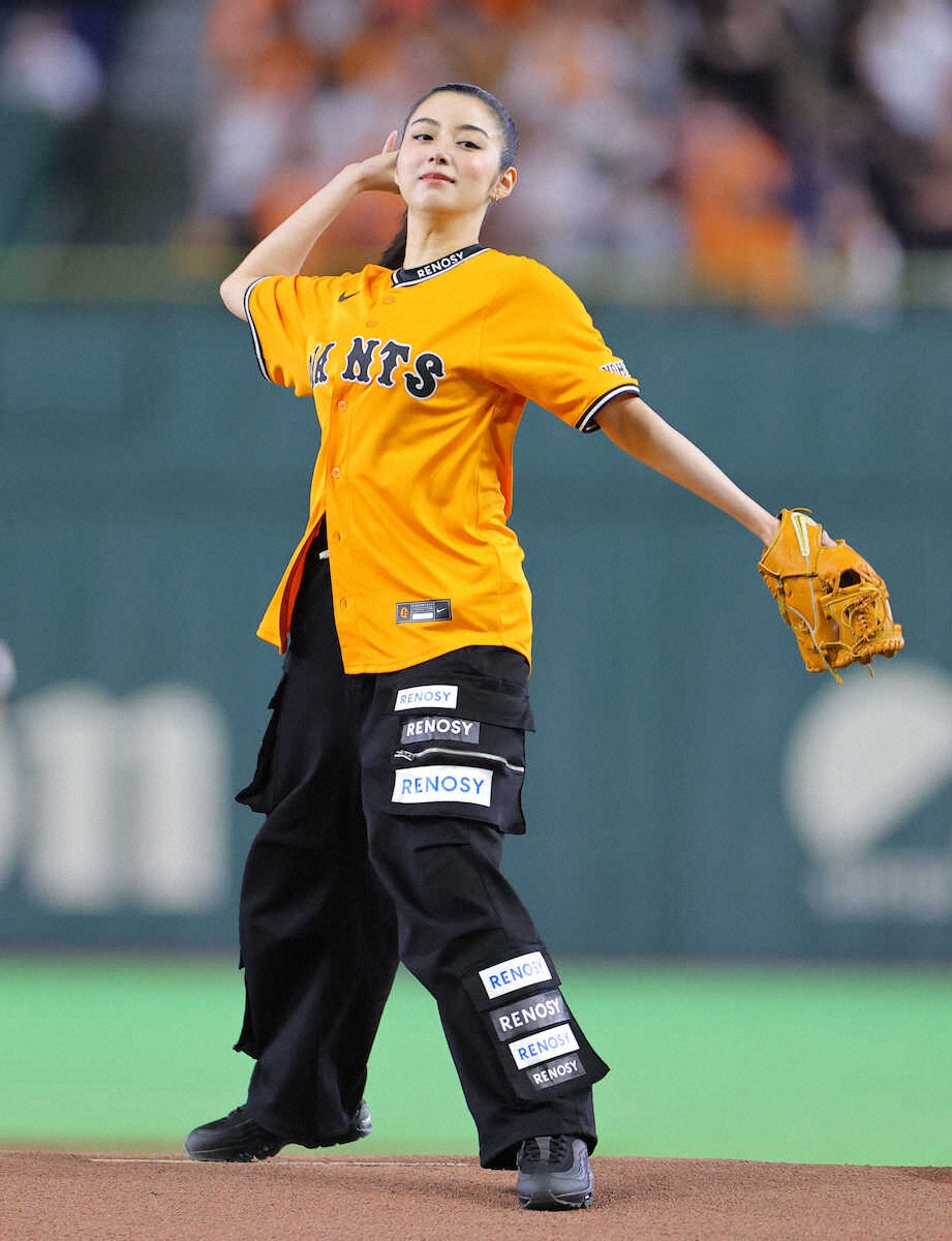 池田エライザが爽やかポニテで始球式！“大暴投”に苦笑いでペコリ…緊張「うまくいきませんでした」