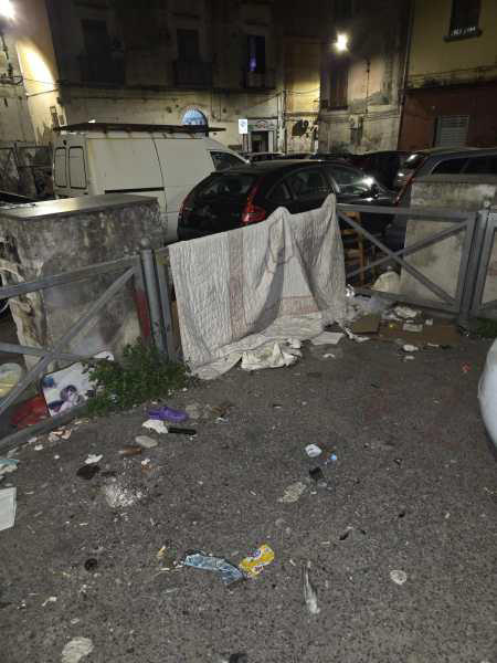 Torre del Greco, degrado e rifiuti fuori controllo in via Teatro ...