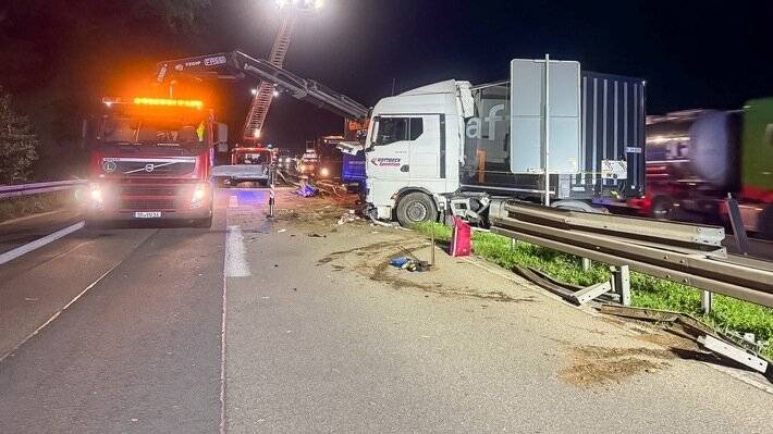 Sattelzug rutscht über Leitplanke – Tank mit 500 Litern Diesel reißt auf