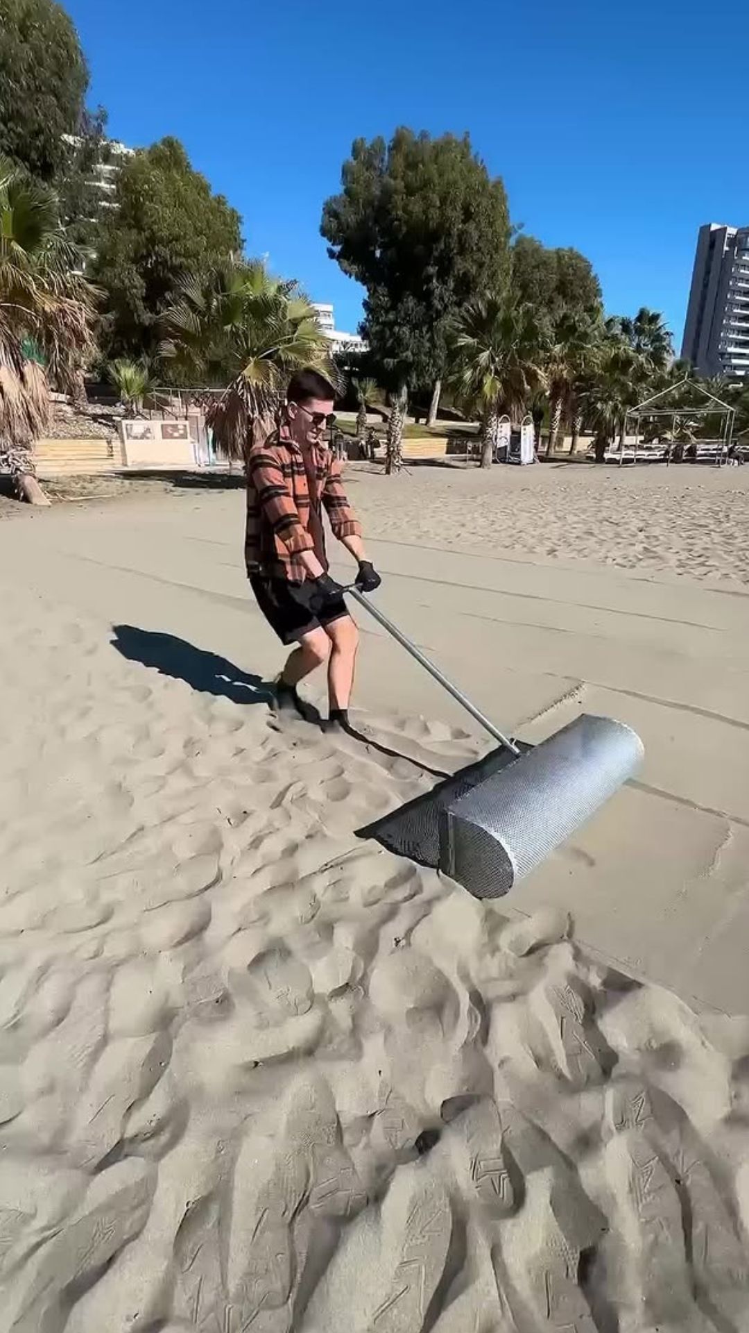 Unexpected beach finds: Treasure hunt adventure