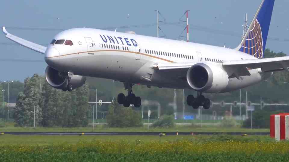 Watch how pilots control 200,000+ pound jets in storm chaos