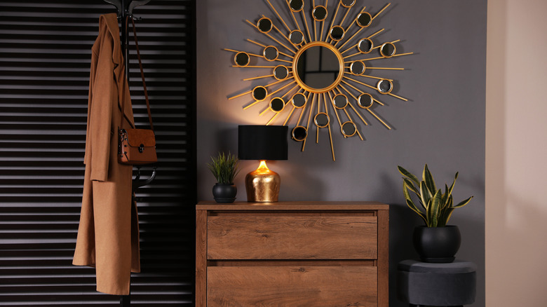 How to decorate a foyer