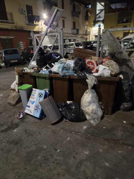Torre del Greco, degrado e rifiuti fuori controllo in via Teatro ...