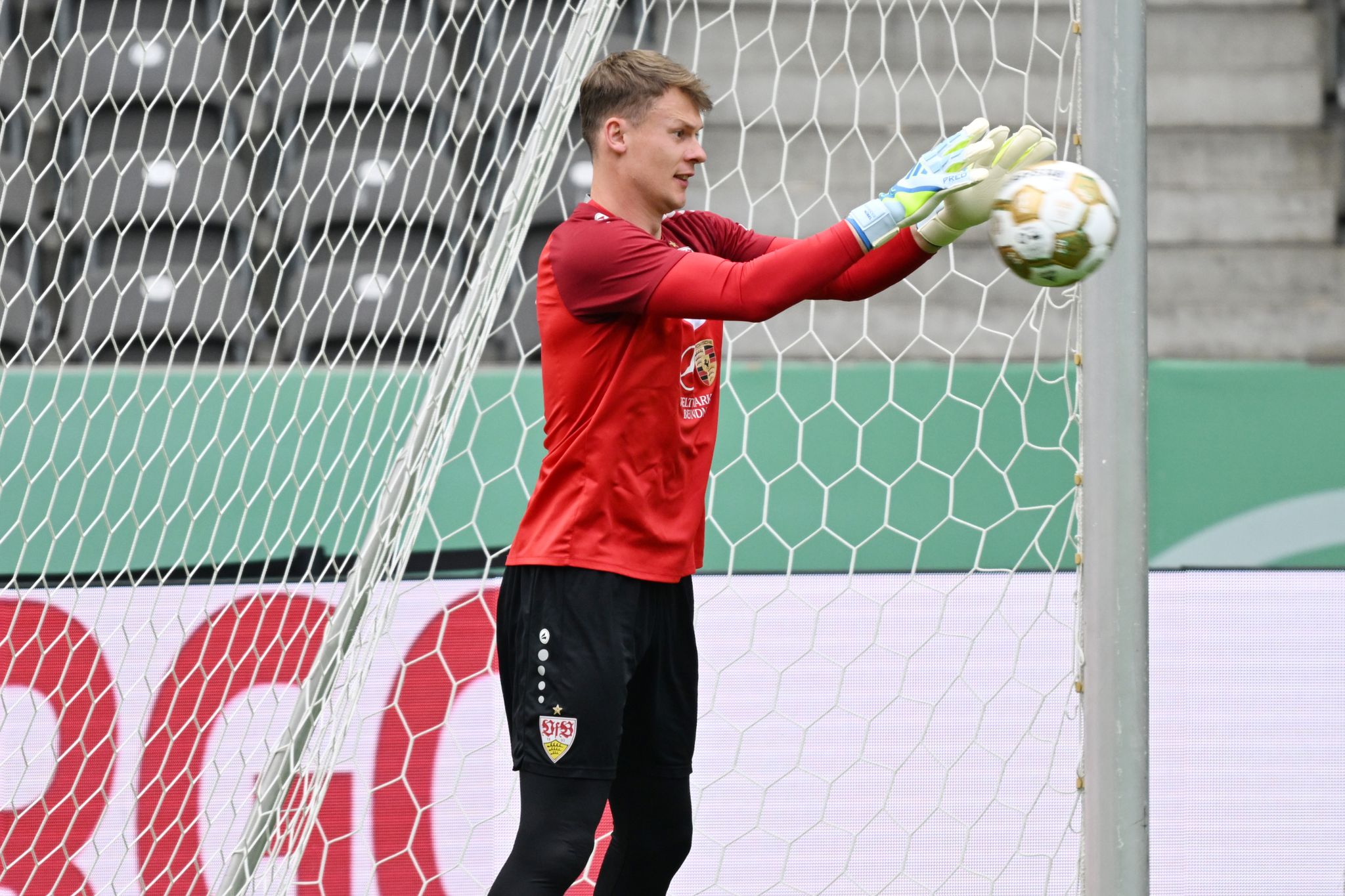 Stuttgart bid farewell to on-loan Nübel as Bayern look to sell