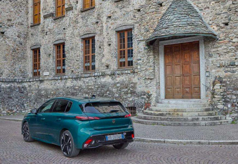 Peugeot 308 hybrid: test drive tra i Crotti di Chiavenna e le curve ...