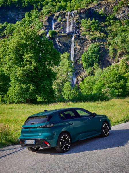 Peugeot 308 hybrid: test drive tra i Crotti di Chiavenna e le curve ...