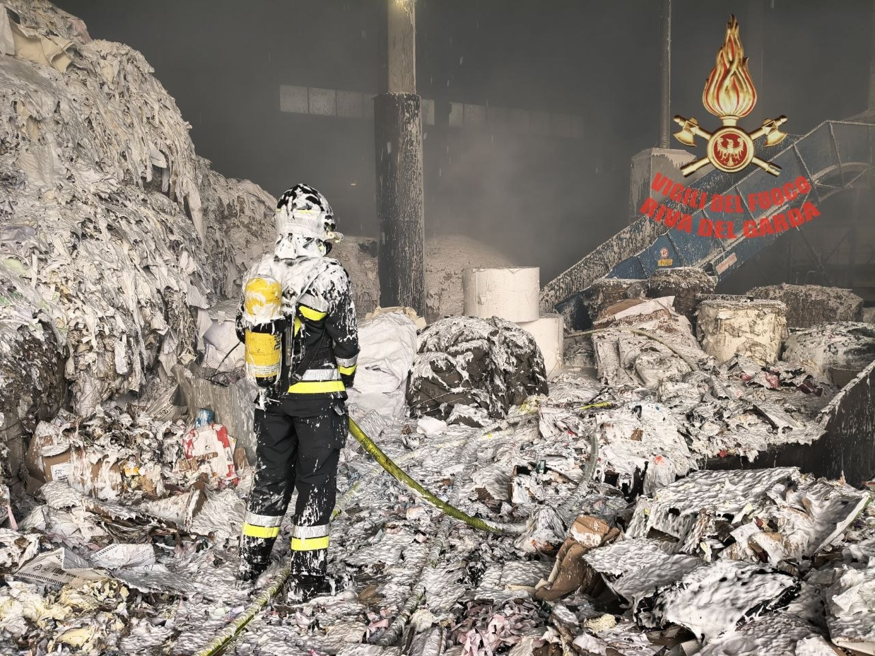 Incendio a Riva del Garda, bruciati circa 300 metri cubi di materiale