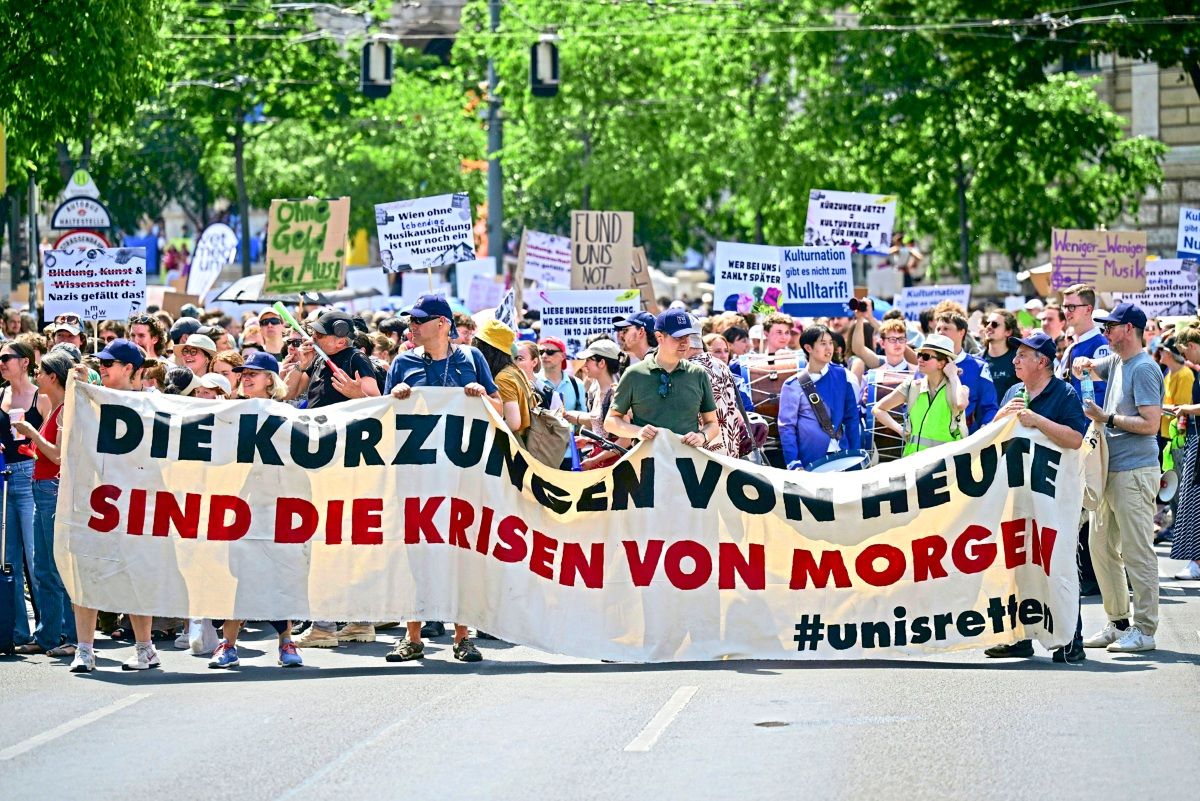 Tausende bei Protest gegen geplante Kürzungen beim Uni-Budget