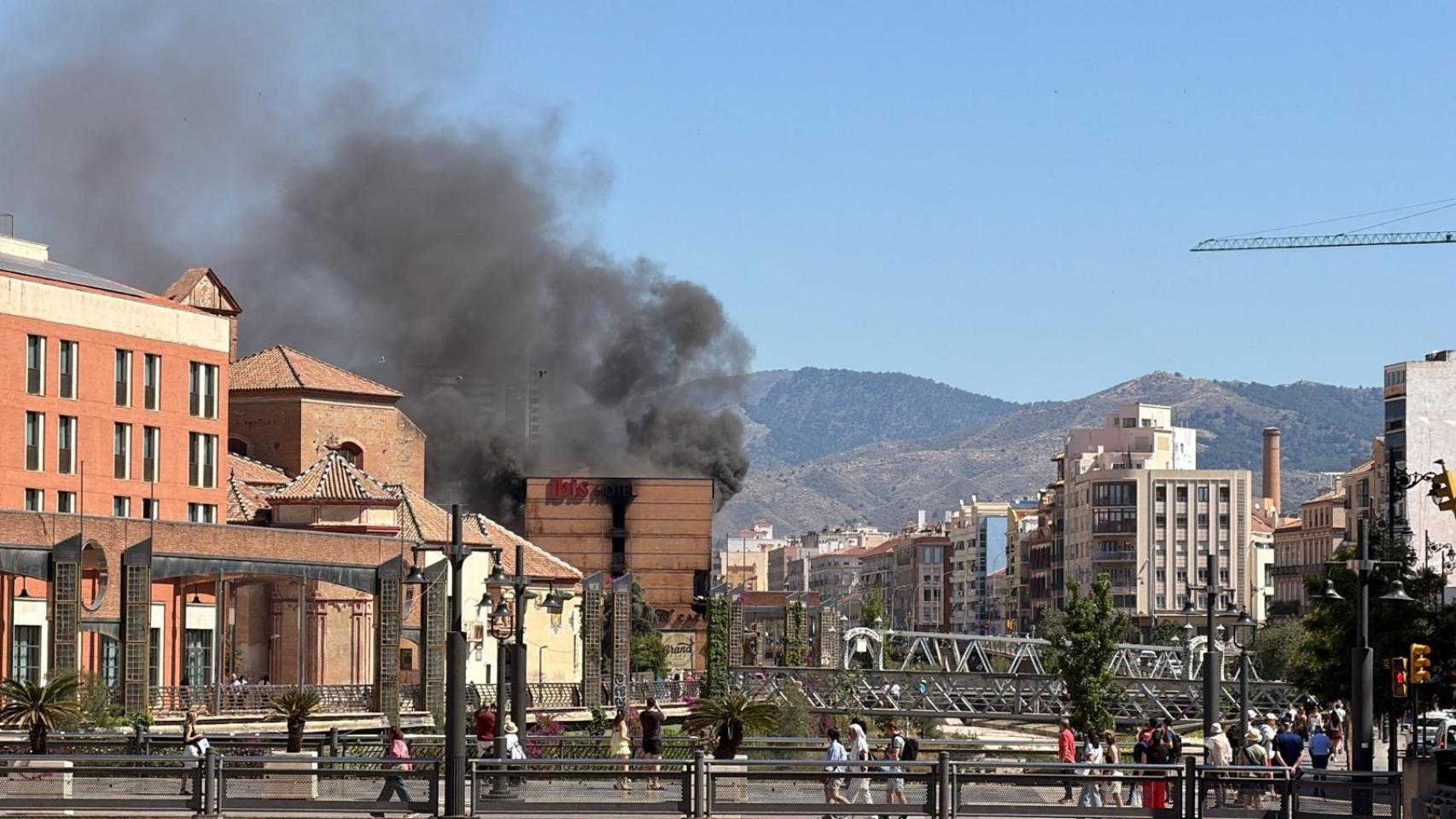 Vuelve a reactivarse el incendio del hotel Ibis del centro de Málaga ...