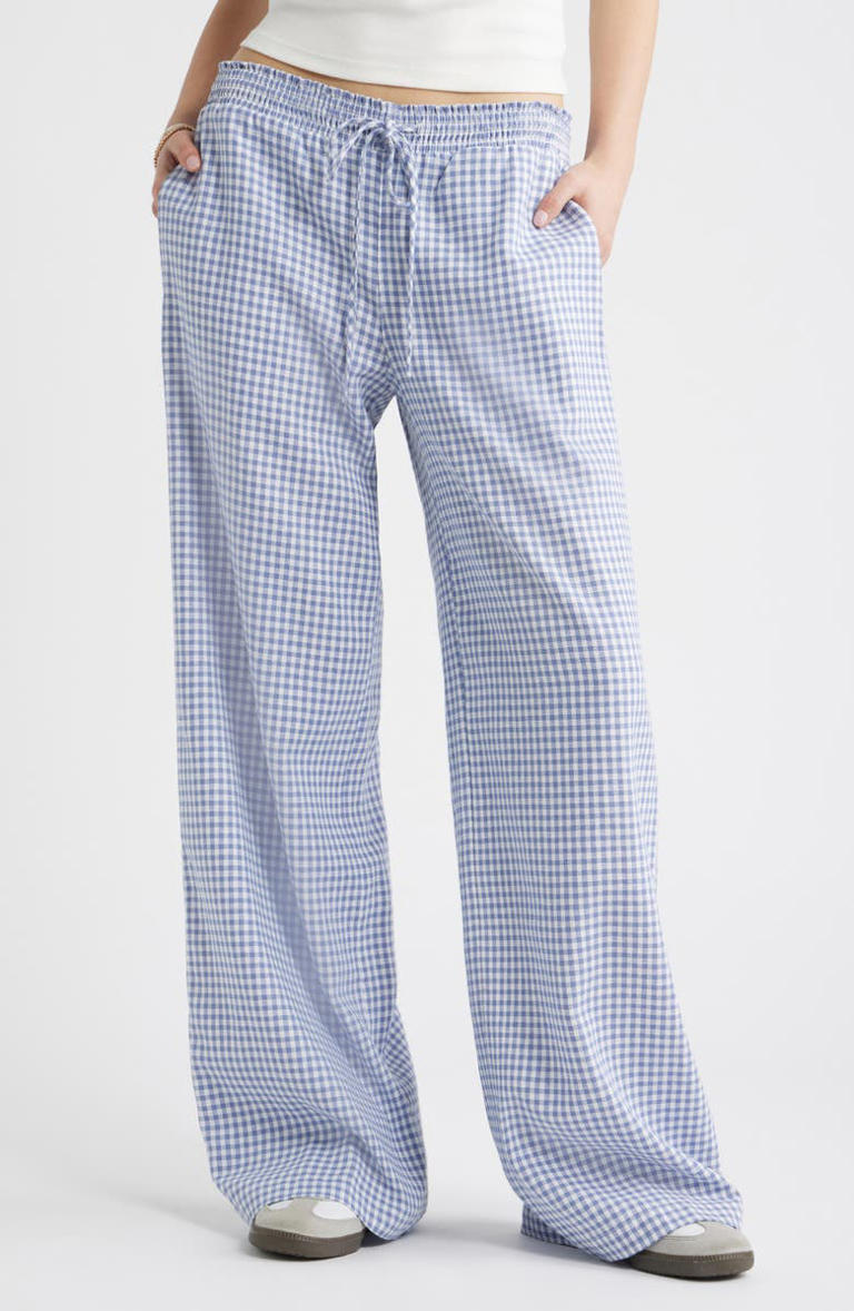 This is the specific 7-piece summer 2026 wardrobe I tell everyone to wear