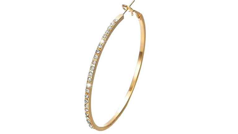 Gold hoop earrings for women: Styles from everyday chic to party glam