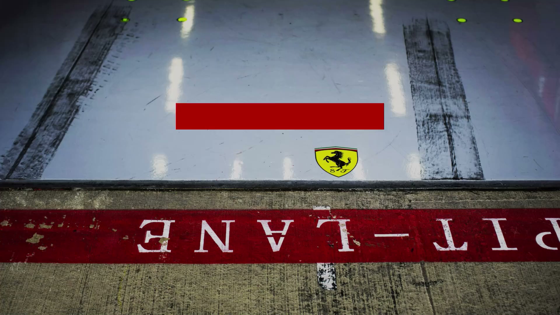 Ferrari, meccanico abbraccia la gomma di Hamilton: il meme diventa ...