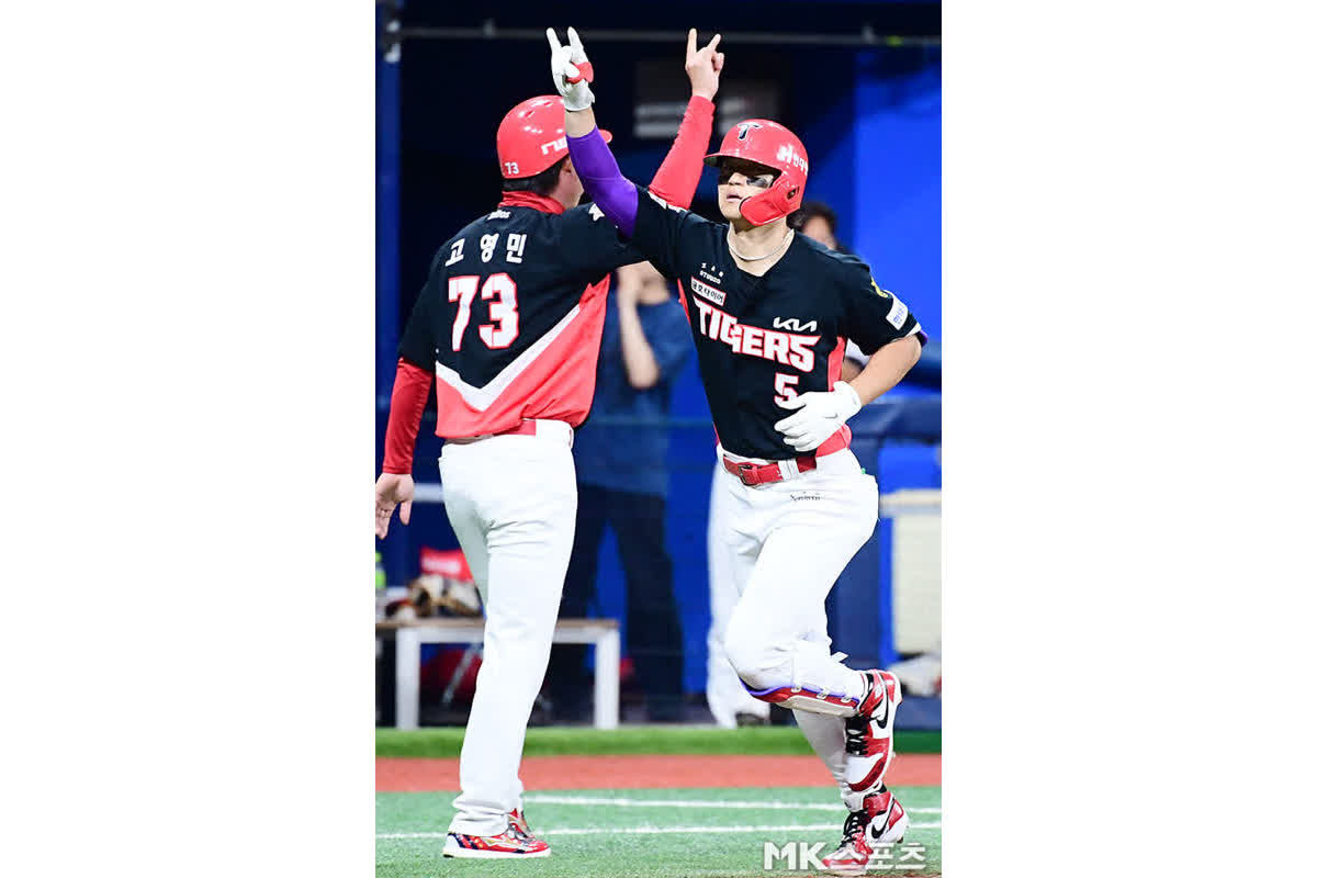 ‘솔로포’ 김도영 ‘고영민 코치와 멋진 세리머니’ [MK포토]