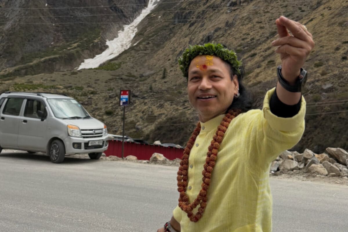 Kailash Kher visits Badrinath after Kedarnath, shares photo wearing ...