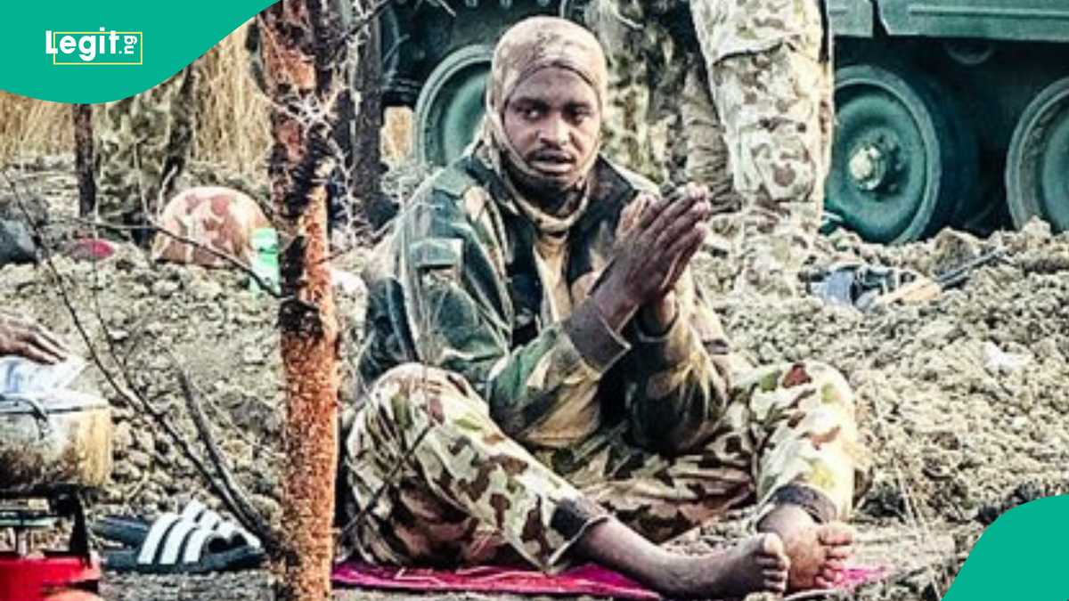 Eid al-Adha: Photo of Nigerian soldiers praying on battlefield stirs ...