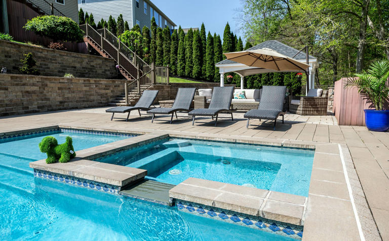 ‘Entertainment paradise’ in Cumberland County features backyard oasis ...