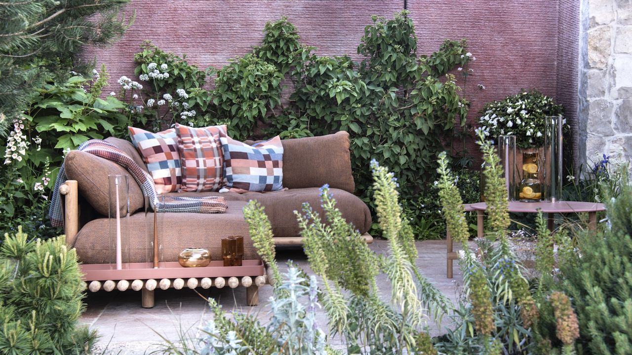 7 vertical garden ideas – to elevate your planting and maximize your ...