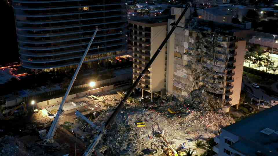 Watch how a condo building suddenly collapses in the middle of the night