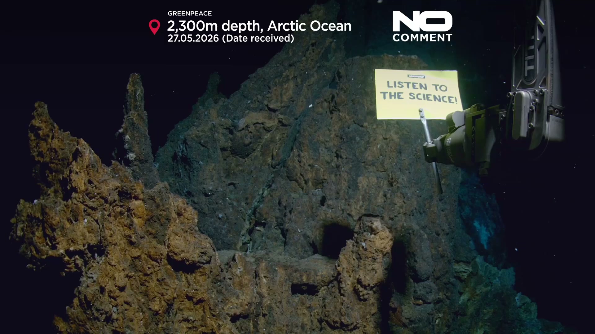 Une bannière Greenpeace déployée à 2 300 mètres sous l’océan
