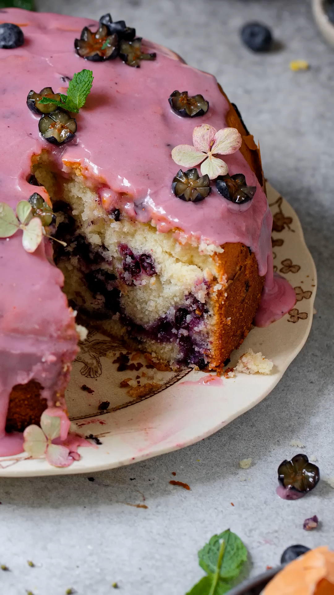 Vintage-style cake with fruit and citrus